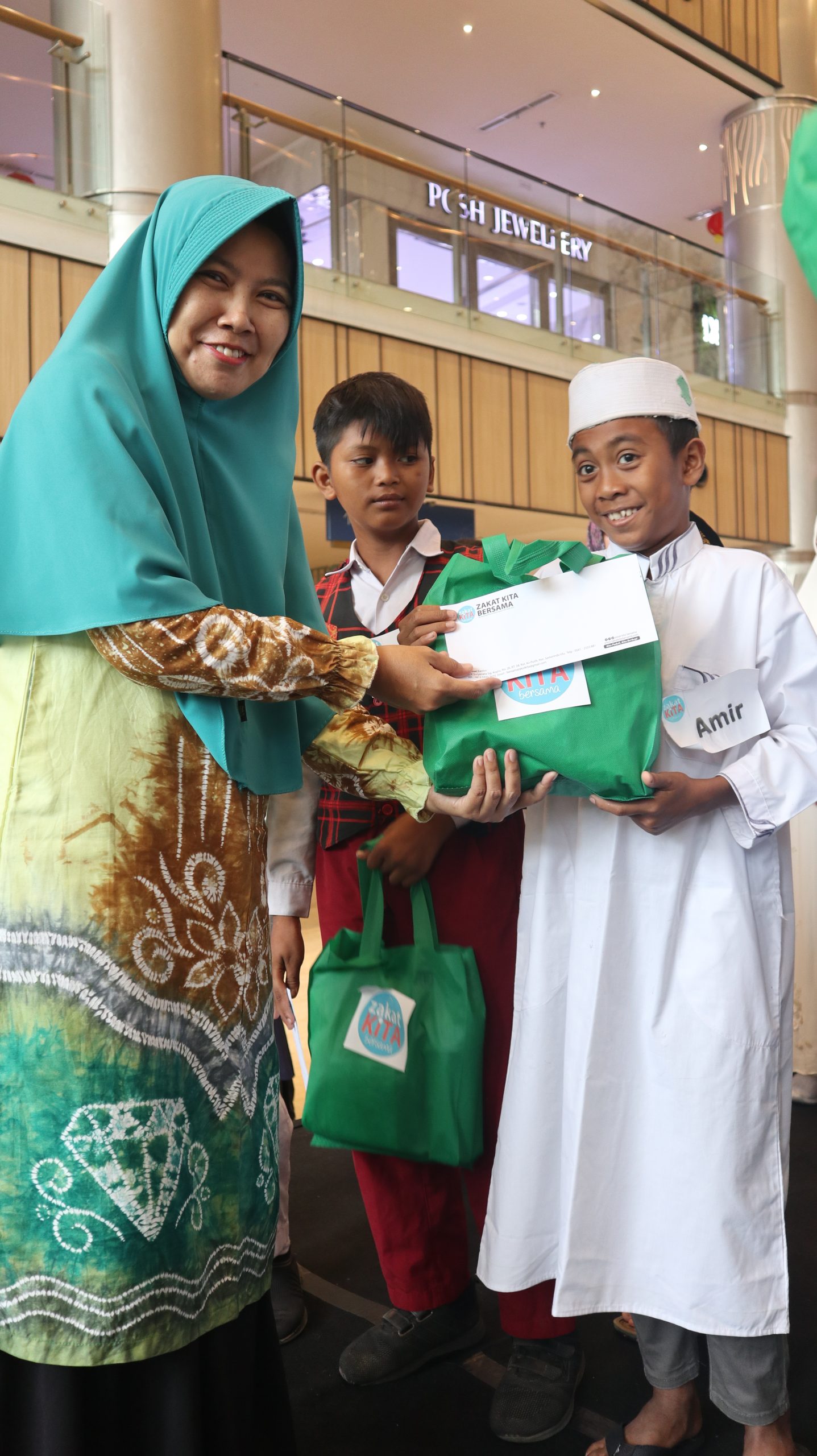 Penyerahan 100 Santunan Anak Yatim, Dhuafa, dan Santri Penghafal Qur’an ...